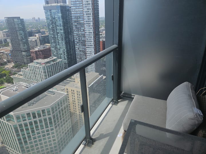 Breathtaking Lake & Cn Tower View - Mississauga