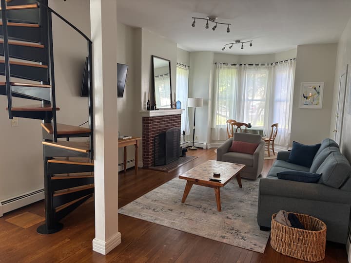 City Bachelor Pad - Hartford, CT