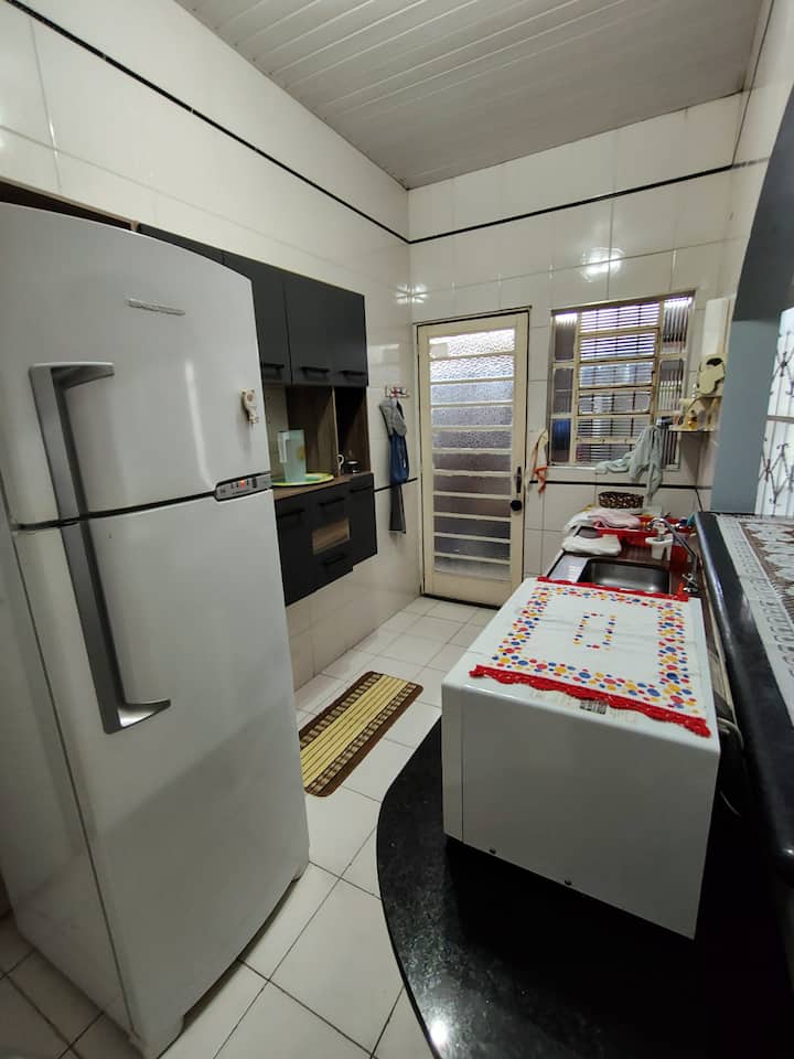 Casa - 8 Pessoas - V. Adyanna - Sjcampos, Sp. - São José dos Campos