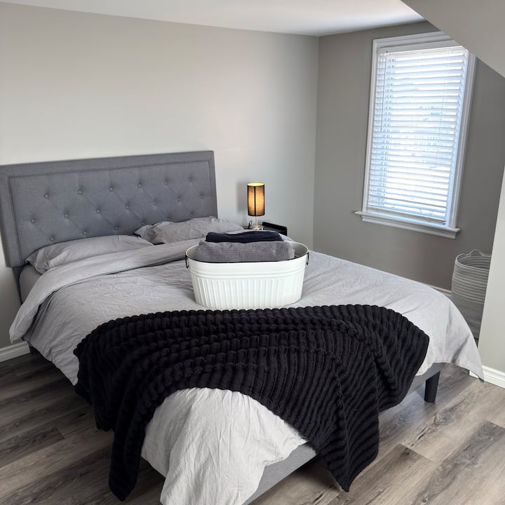 Entire 2br Unit | Queen & Double | Full Bathroom - Thunder Bay