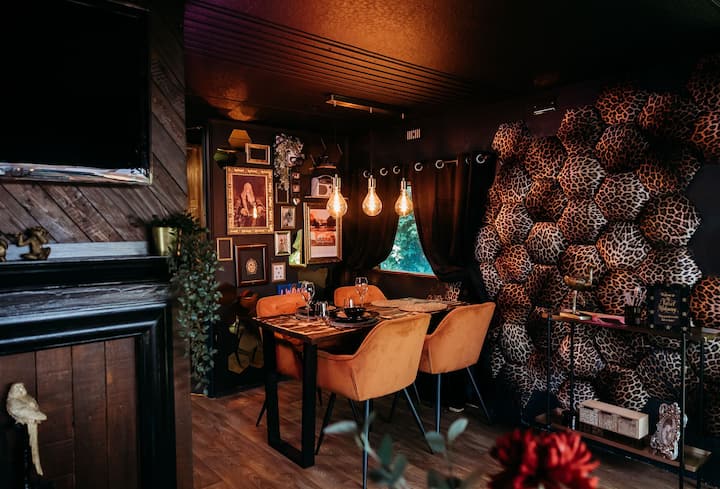 Luxury Caravan: Secluded Escape In Nature's Calm - 