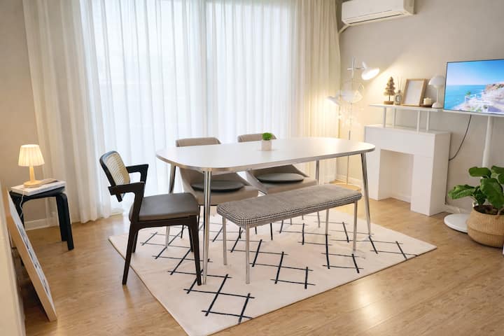 명덕역.동성로.앞산  서문시장.이월드  무료주차.1시퇴실.짐보관  웰컴.Kpop.bts - Daegu