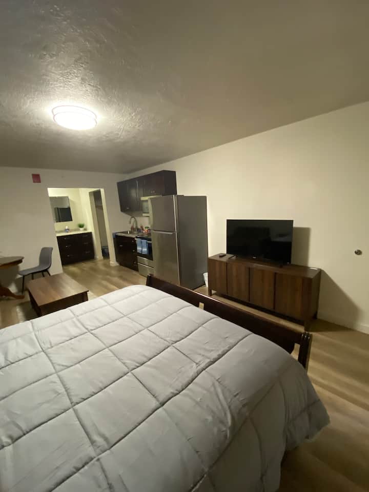 Sleigh Queen Cozy Suite For 3 - Green River, UT