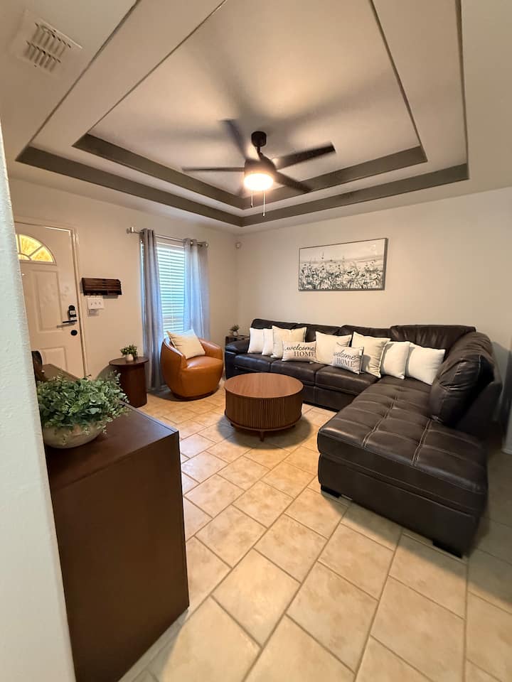 Cozy Modern Stay | Workspace • Relax & Unwind - Edinburg, TX