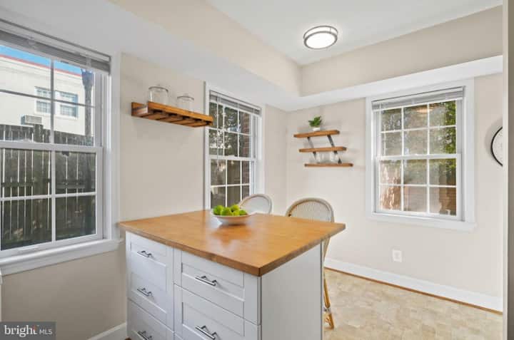 Cute 1br In Old Town North Pool, River, Bike Trail - Alexandria, VA