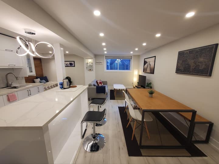 Modern Suite W/ Parking, Transit - Vaughan