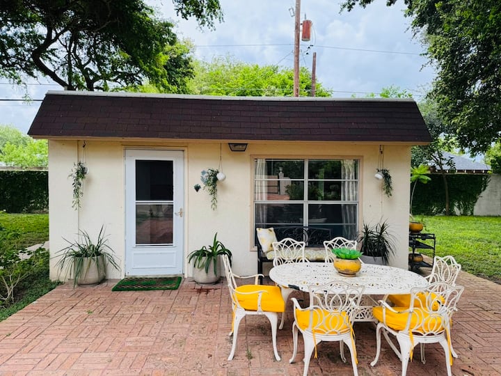 Iconic Palm Boulevard Cottage - Brownsville, TX