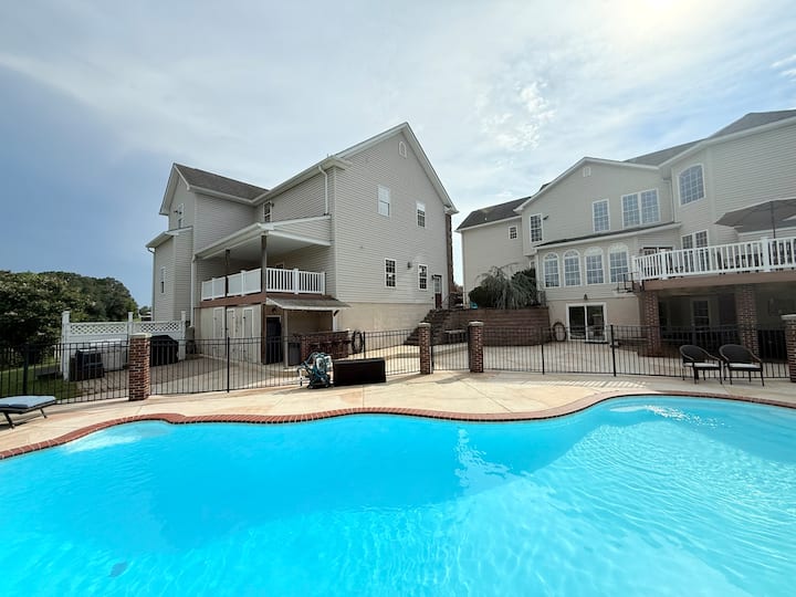 The Luxe Lounge & Warm Welcome - Frederick, MD