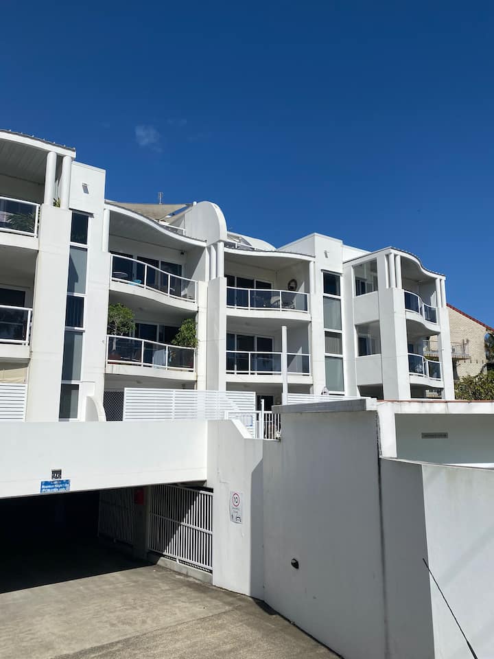 Entire Ground Floor Apartment In Chevron Island! - Surfers Paradise