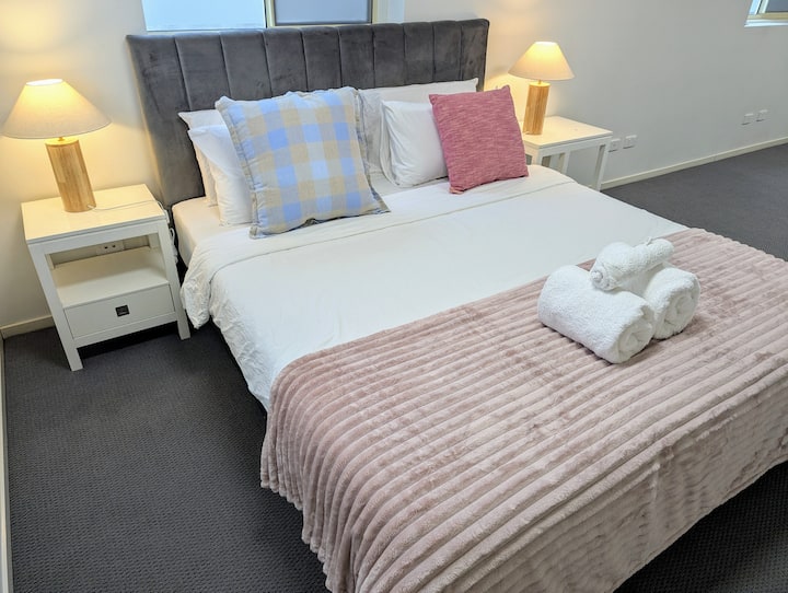 Ascot Hillside, King Bed, City Views - Balmoral
