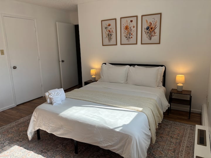 Newly Updated | Top Floor| Bona Nook - University Lake, Anchorage