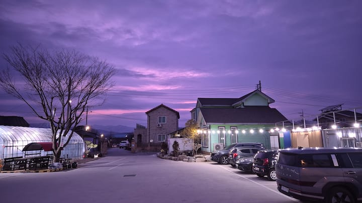 풀옵션
단독2층
넓은주차장
황토찜질방포함
침실5개
침대4개
욕실3개.화장실2 - Gangneung-si