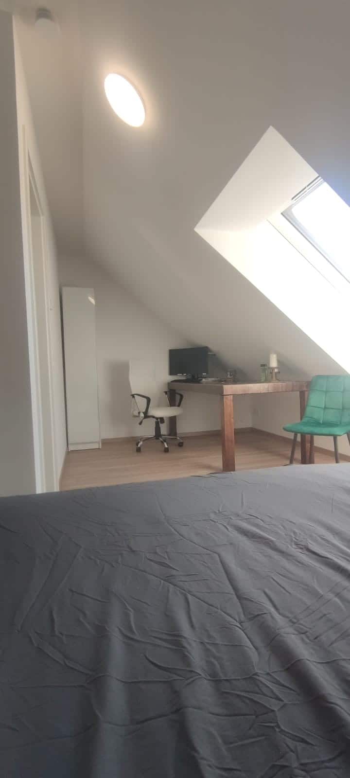 Schönes Zimmer Mit Großem Bett - Leipzig