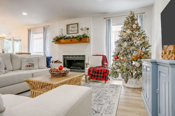 Elegant 5br W/ Private Pool, Dock And Game Room - Granbury, TX