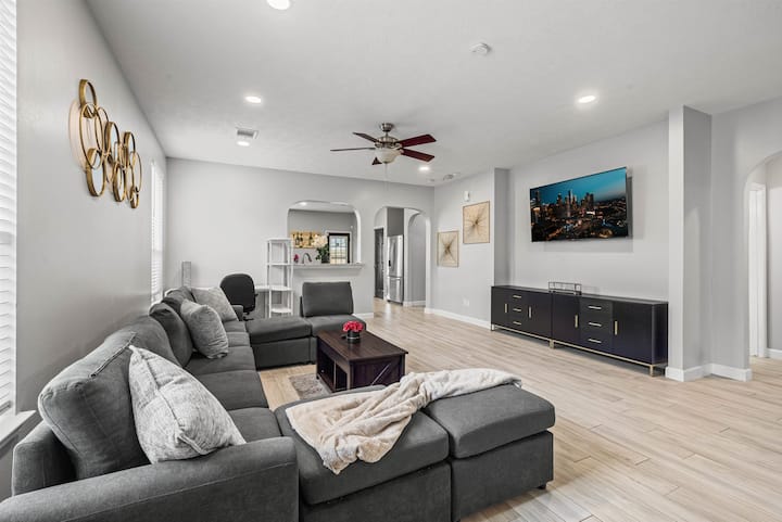 Home Nr Woodlands | Yard Bbq Fire Pit Desk Games - Spring, TX