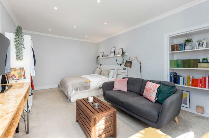 Entire Main Door Flat- 1 Bedroom - Edinburgh