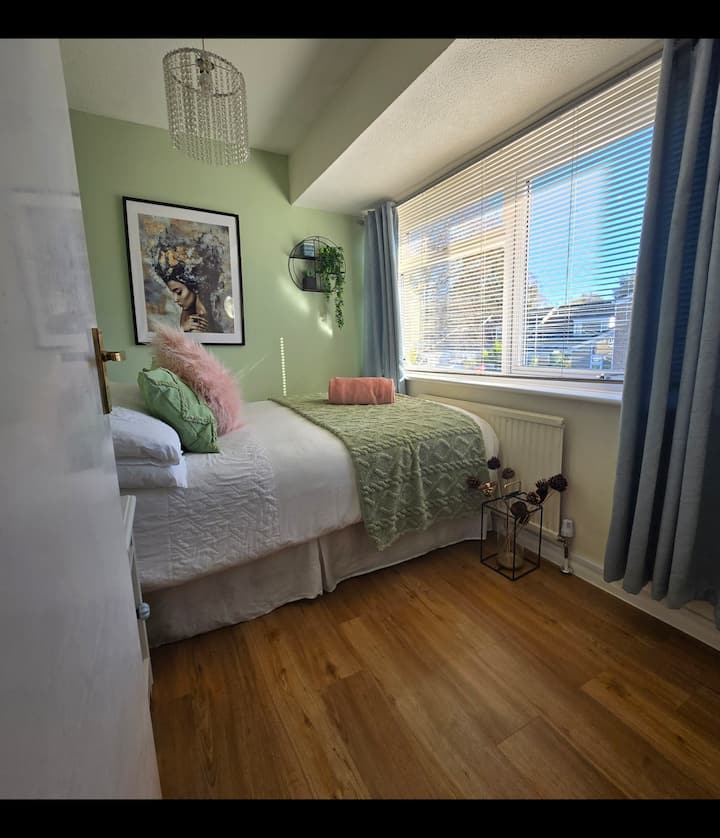 Small Double Stylish Home - Bracknell