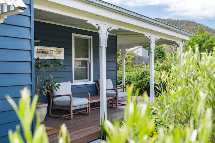 Corner Cottage Bright - Bright