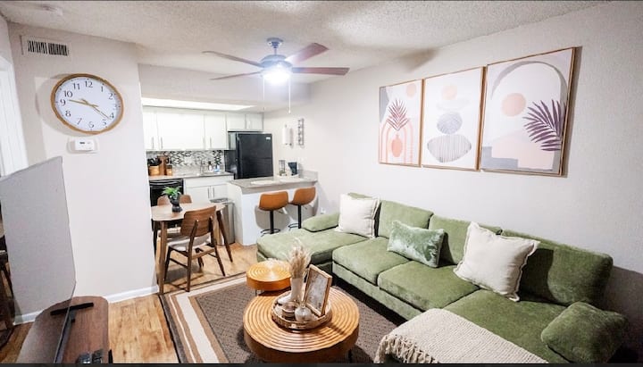 Peaceful 1/1 Bedroom 
Downtown Austin View - Austin