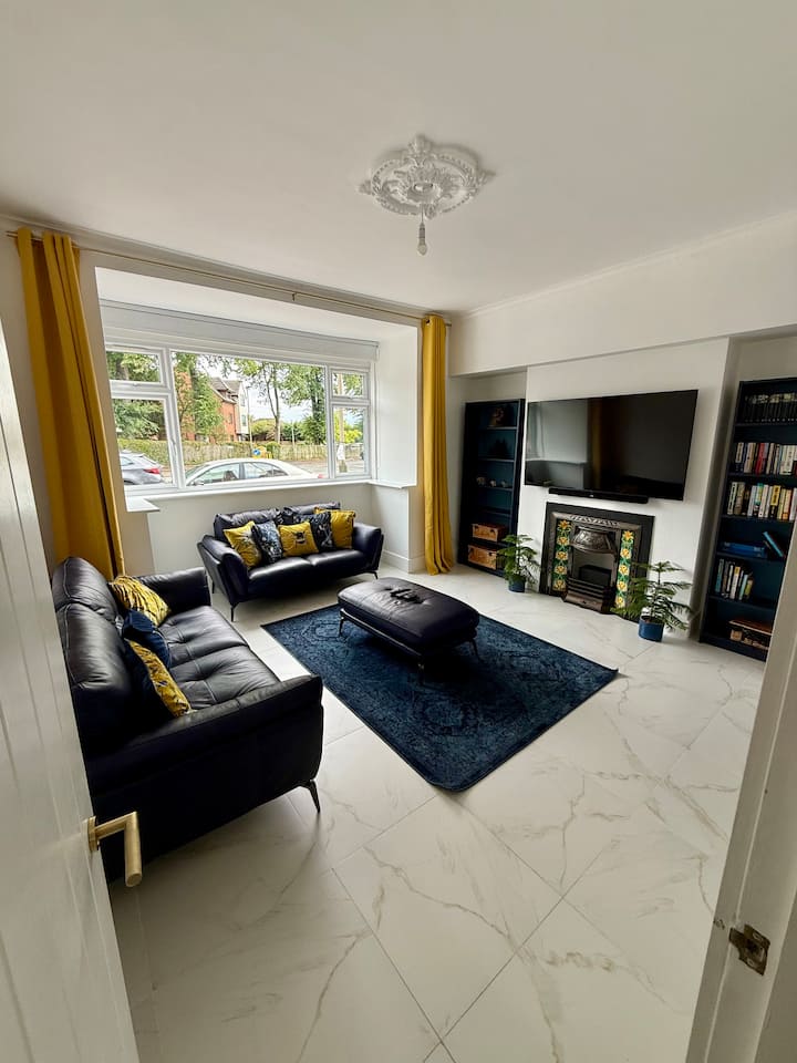 Stylish 5br Home-3bath-prime Area-sleeps 9-2500sqf - Leicester