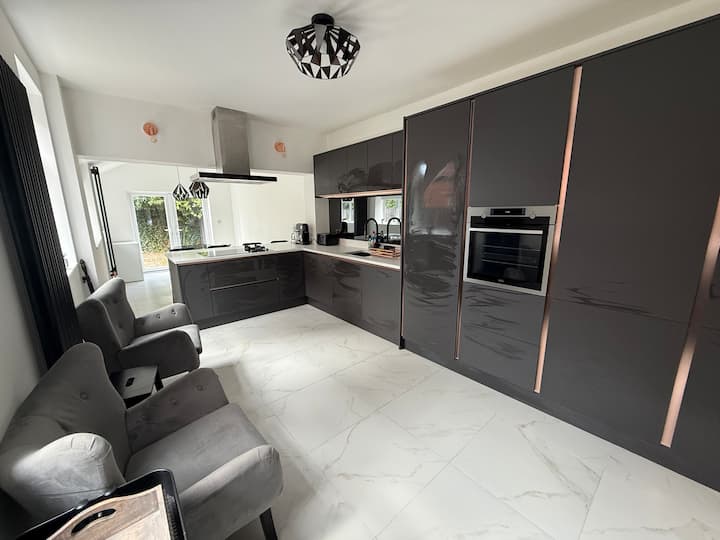 Stylish 5br Home-3bath-prime Area-sleeps 9-2500sqf - Leicester