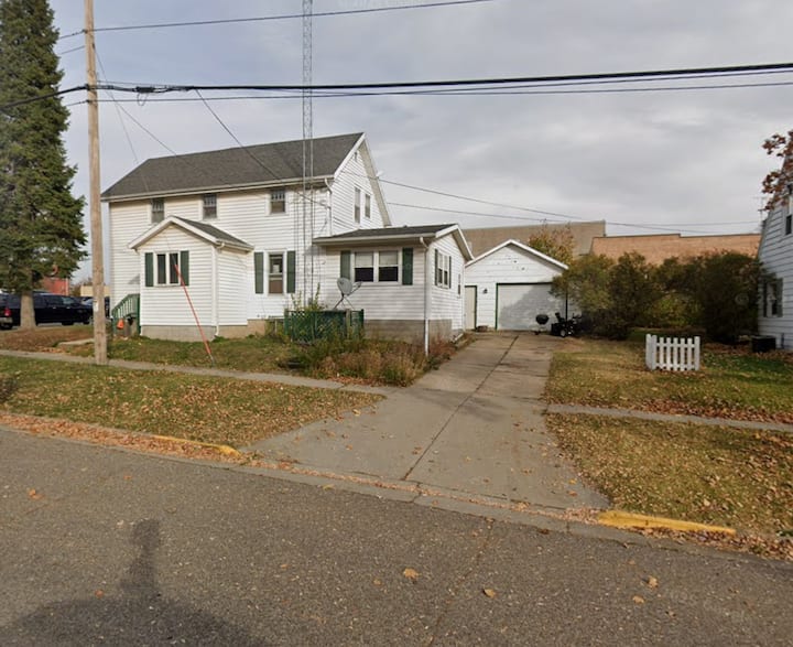 Stay Downtown, 4b/2ba, Month+ Perfect Location! - Baraboo, WI