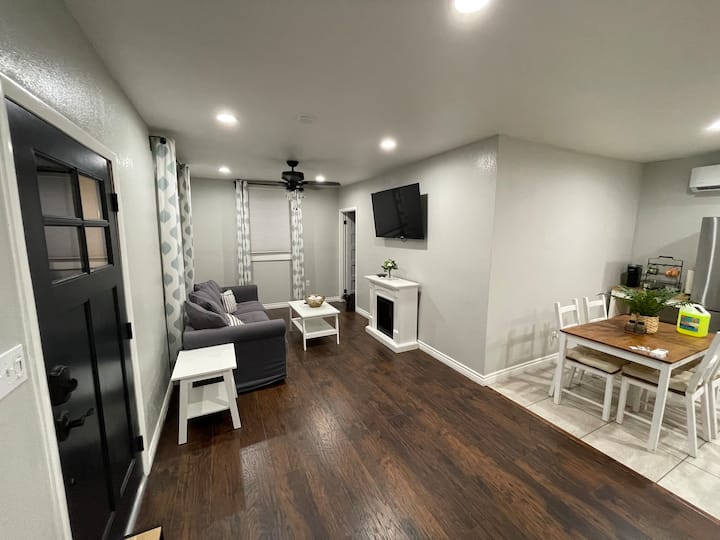 Cozy Carriage House On 4th - 프레즈노