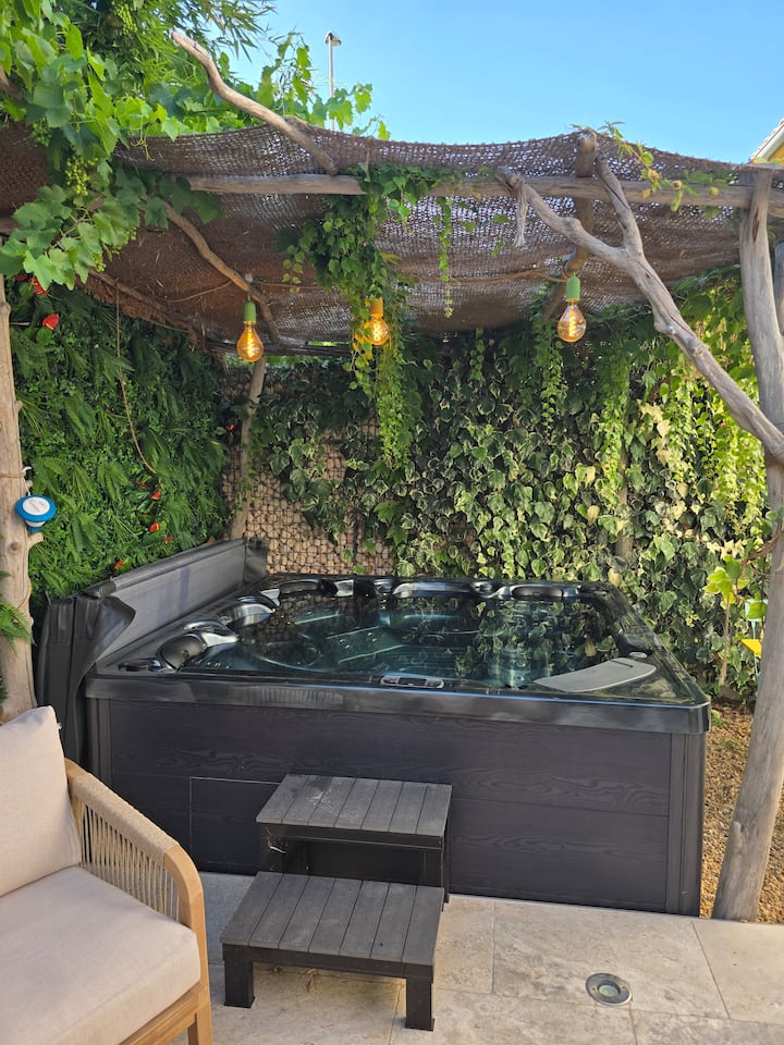 Bulles De Romance, Jacuzzi Privé, Love, Discret - Allauch