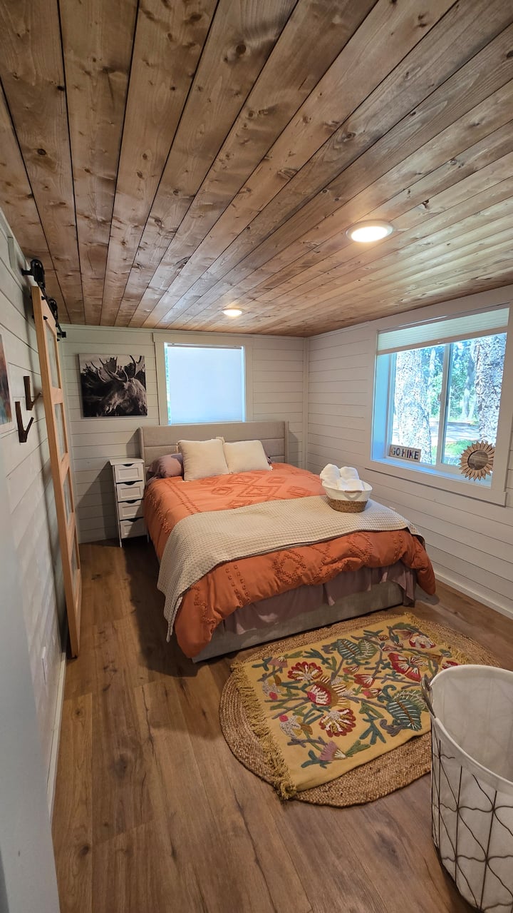 Modern Tiny Cabin Near Glacier | Forest Views - Columbia Falls, MT