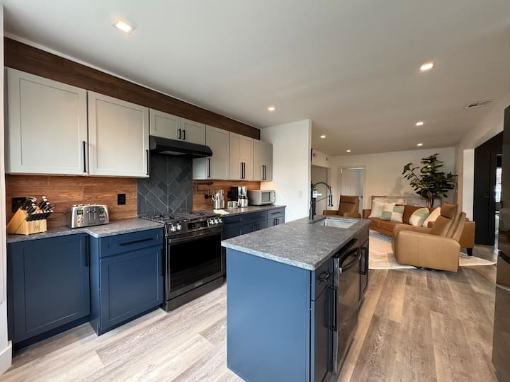 #32- Sleeps 10! Litchfield County - Bristol, CT