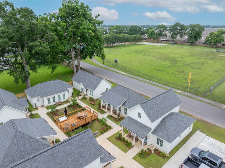 New Extra Innings Cottage | Modern | Park + Deck - Lake Peigneur, LA