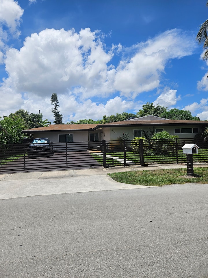 Tropical Estate In The Gardens - Miami Gardens, FL