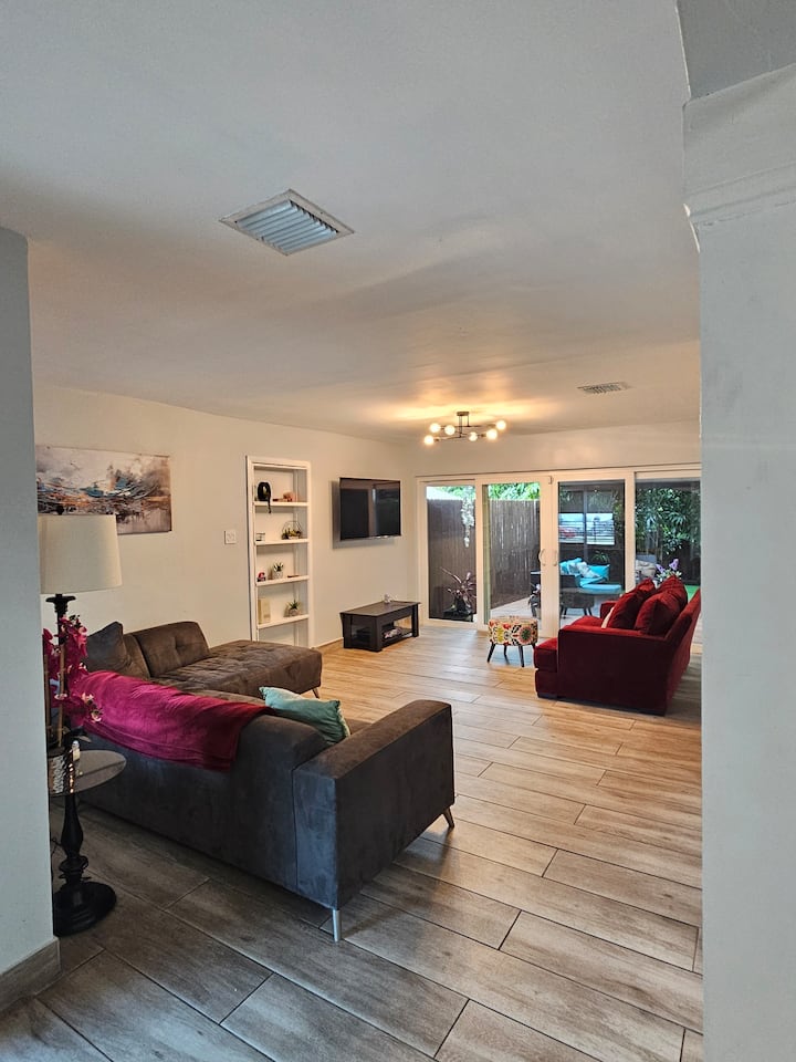 Tropical Estate In The Gardens - Miami Gardens, FL