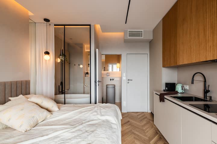 Bathtub & View | 21st Floor | The Waw – Sawa - Warschau