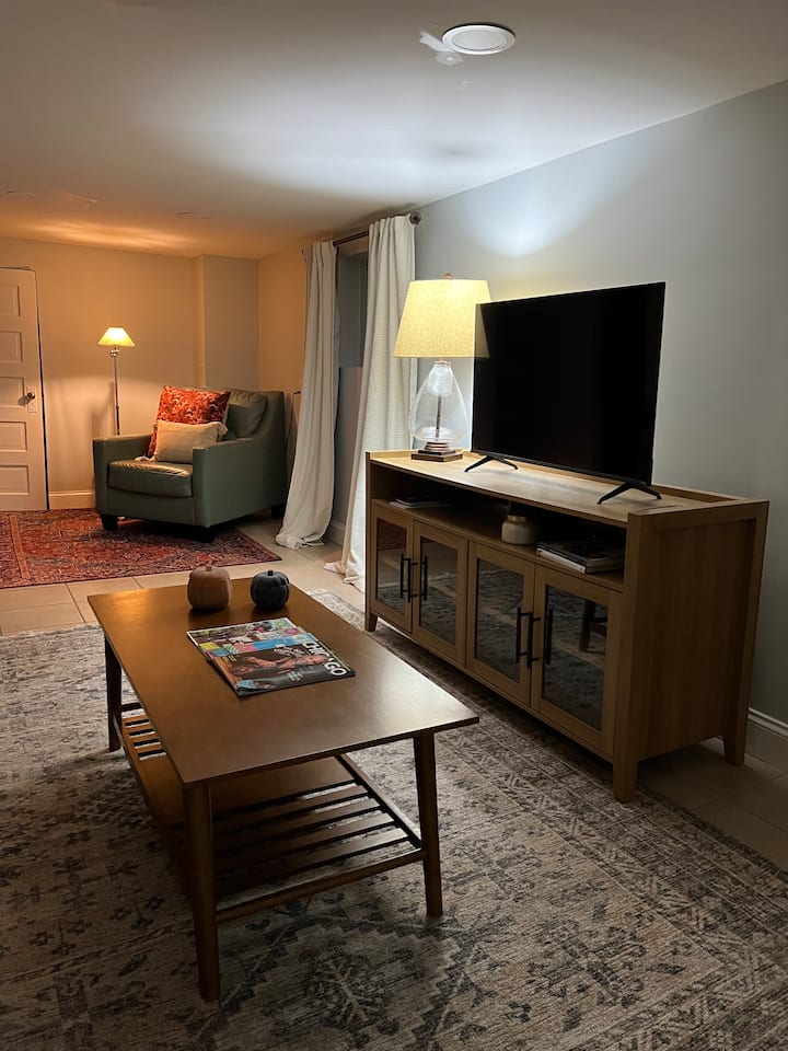 Cozy Chicago 2br Garden Unit - Chicago, IL