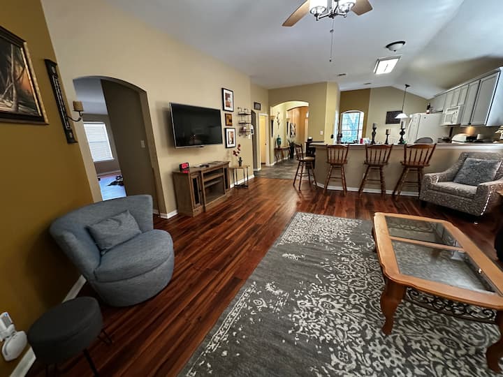 Warm, Cozy, & Right Off Ih-35! - Buda, TX