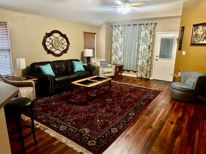 Warm, Cozy, & Right Off Ih-35! - Kyle, TX