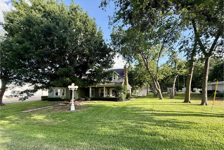 Old Town Just-inn Farmhouse - Roanoke, TX