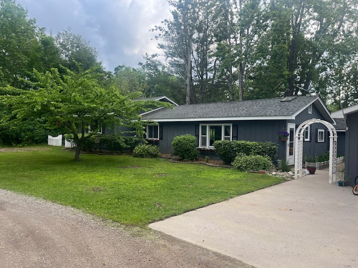 Quiet 2 Bedroom Close To Water. - Indian River, MI