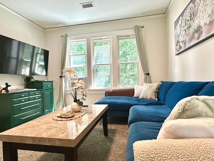 Safe Riverside Park 2br | Self Check-in + King Bed - Milwaukee