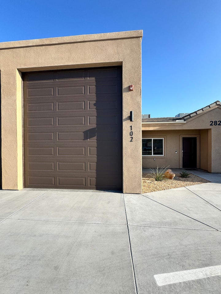 Modern River Retreat W/boat & Rv Garage #2 - Lake Havasu City, AZ