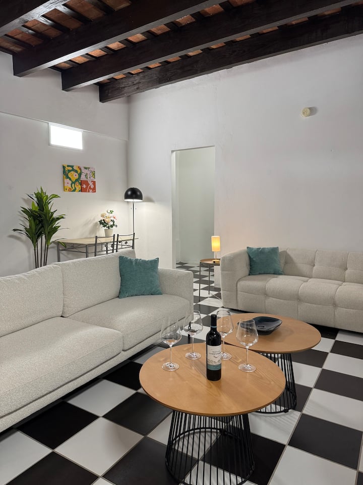 Colonial 2br Osj Apt W/private Patios & Courtyard - Levittown