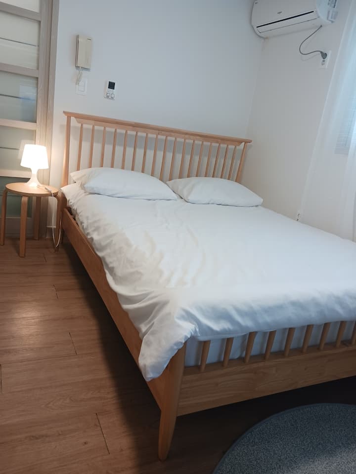 307호/황리단길터미널도보5분/3인ok/퀸침대/주차가능/엘베o/비대면책인/가성비/유튭넷플 - Gyeongju-si