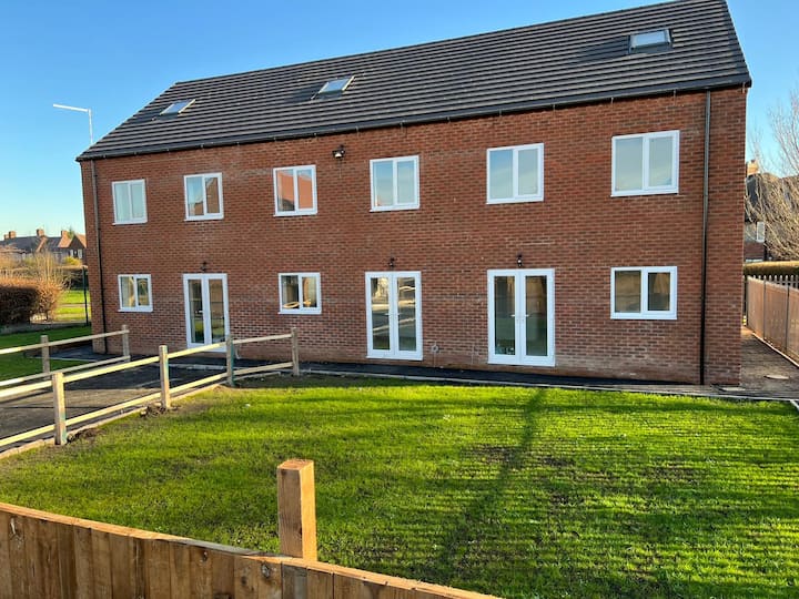 4 Bed Contractor House & Parking - Sheffield