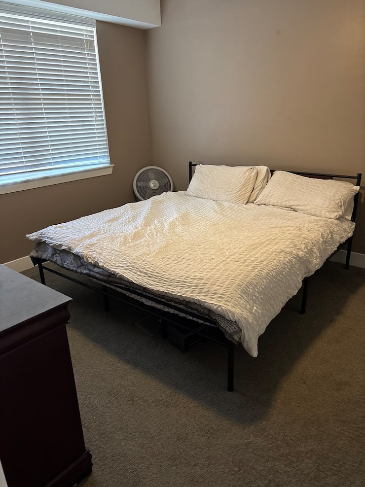 Charming Station Blvd Hideaway - Naperville