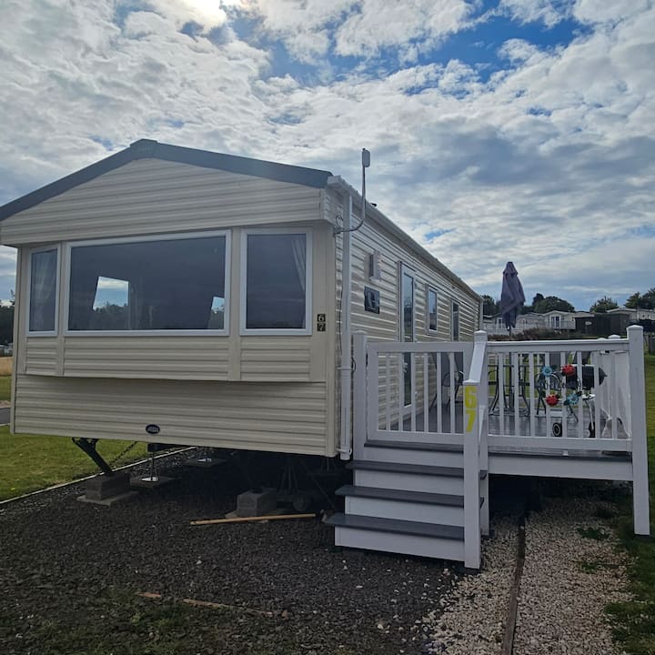 Thurston Manor Private Caravan 
Pony Meadow 67 - Dunbar