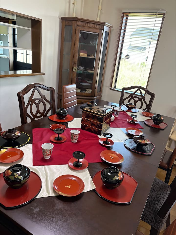 大家族もゆったりジブリパーク15分駐車場2台貸し切り一軒家　ベッド6 布団3 定員11人寛ぎの家 - Nagoya