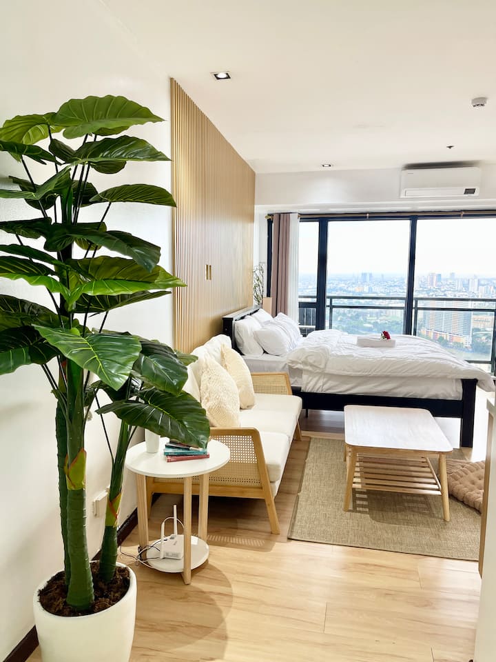 Work-ready Makati Condo | Fast Wifi + City View - Makati