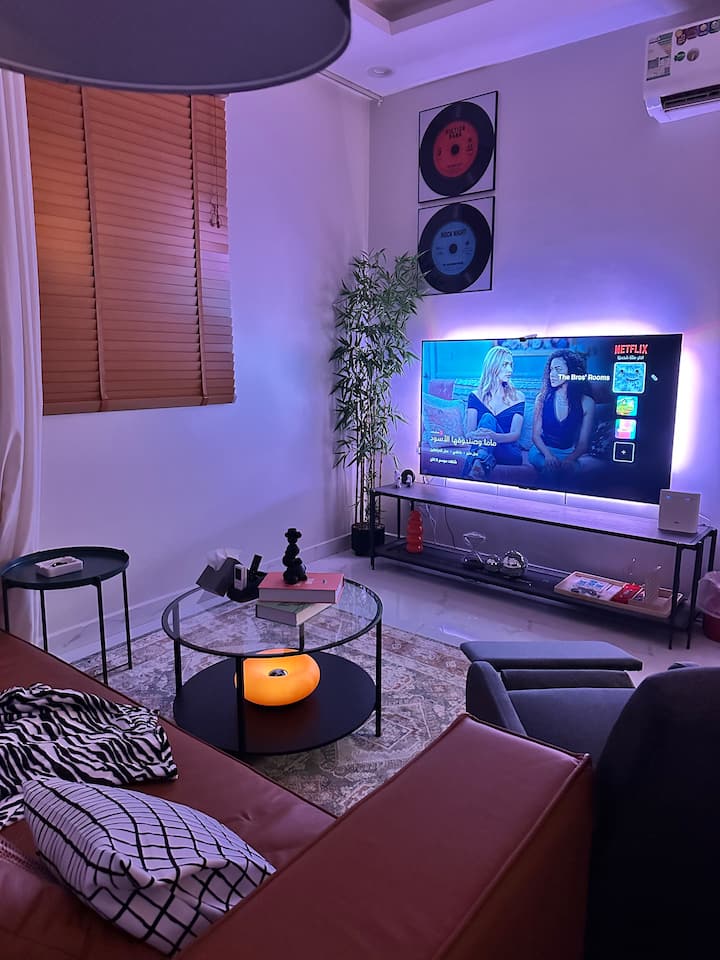 غرفة ذكية ، Alexa + Govee Tv - وبدخول ذكي - Riyadh King Khalid Airport (RUH)