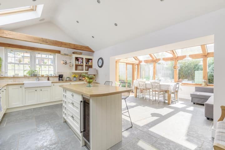Luxury 5-bedroom Country Cottage - Bristol